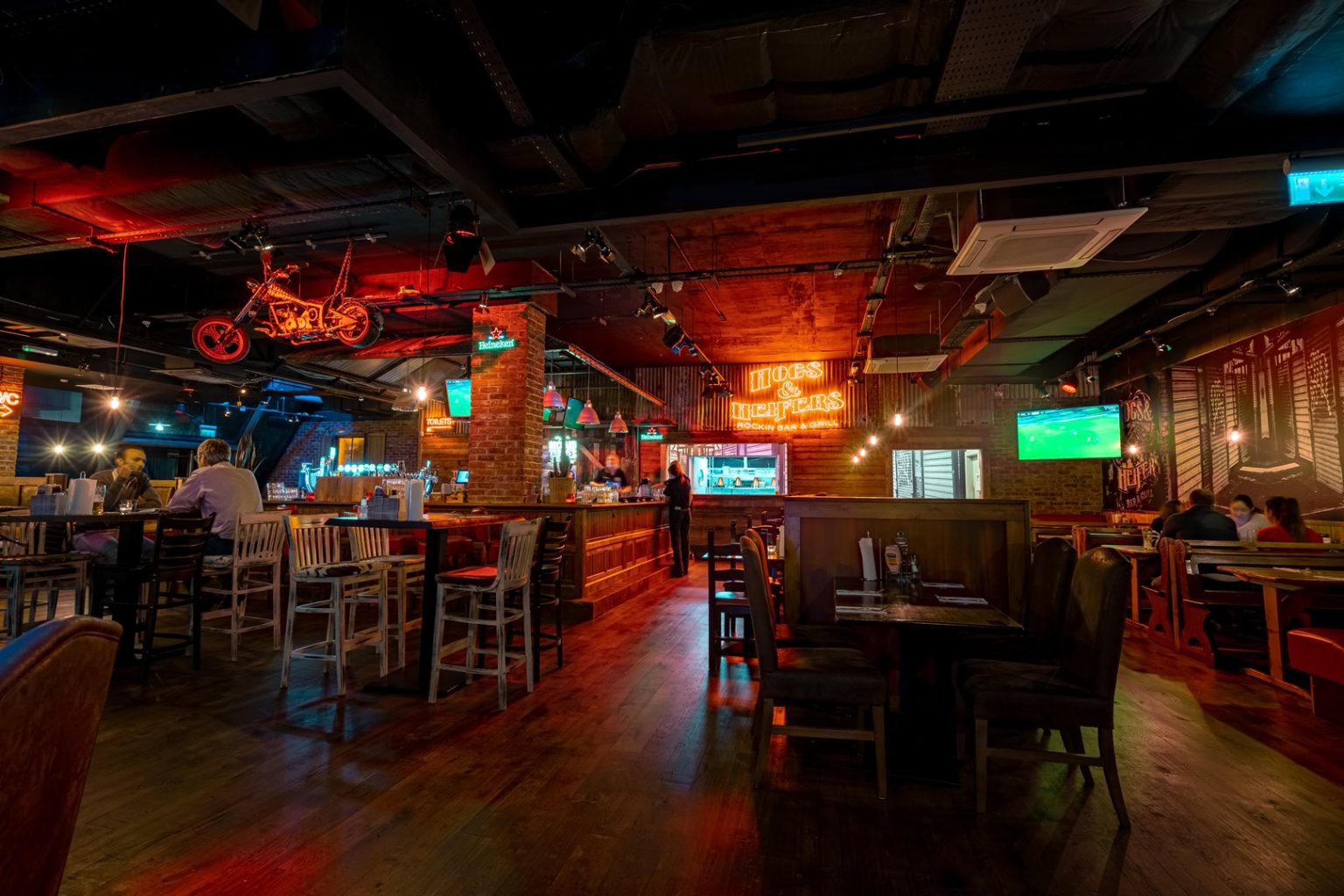 Hogs & Heifers – Bar & Grill