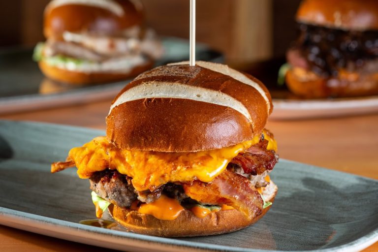 Hogs & Heifers – Bar & Grill